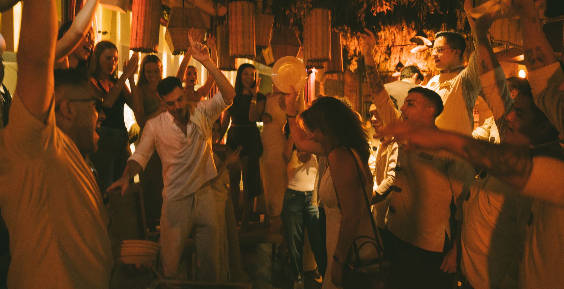 Ilios Greek Estiatorio: La Tradición del Plate Smashing que No Te ...